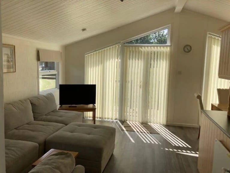 Lakeside Lodge Set In The Countryside - Kent