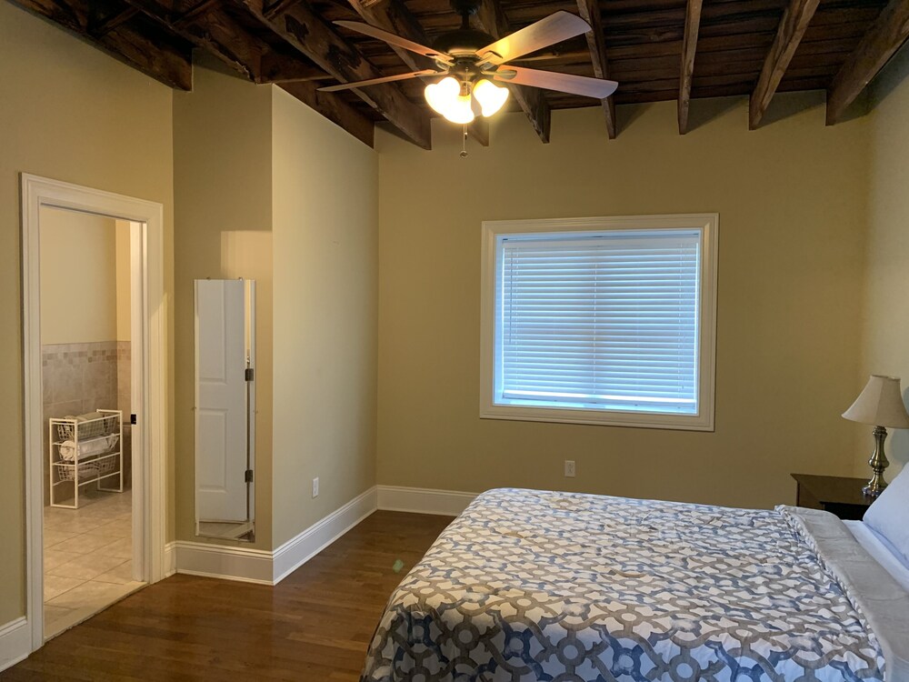 Modern, Loft-like Unit III in Historic Tower Grove Area - St. Louis | Vrbo