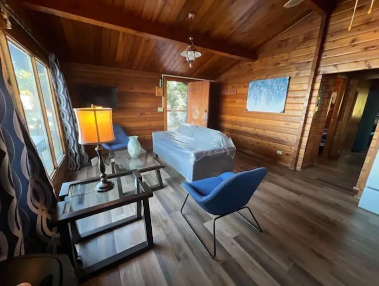 Great Rustic 4 Beds Beach Front Cabin - Alberta