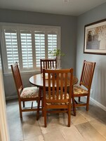 Geladeira, micro-ondas, cafeteira/chaleira, mesas de jantar