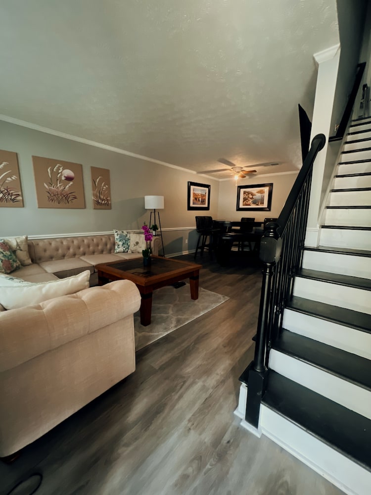 Recently Renovated Two-story Condo! - Athens | FeWo-direkt