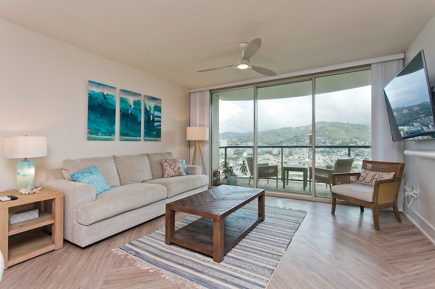 Luxury Waikiki Condo - 28th Floor! Stunning Views, Convenient Location, Parking - Honolulu, HI