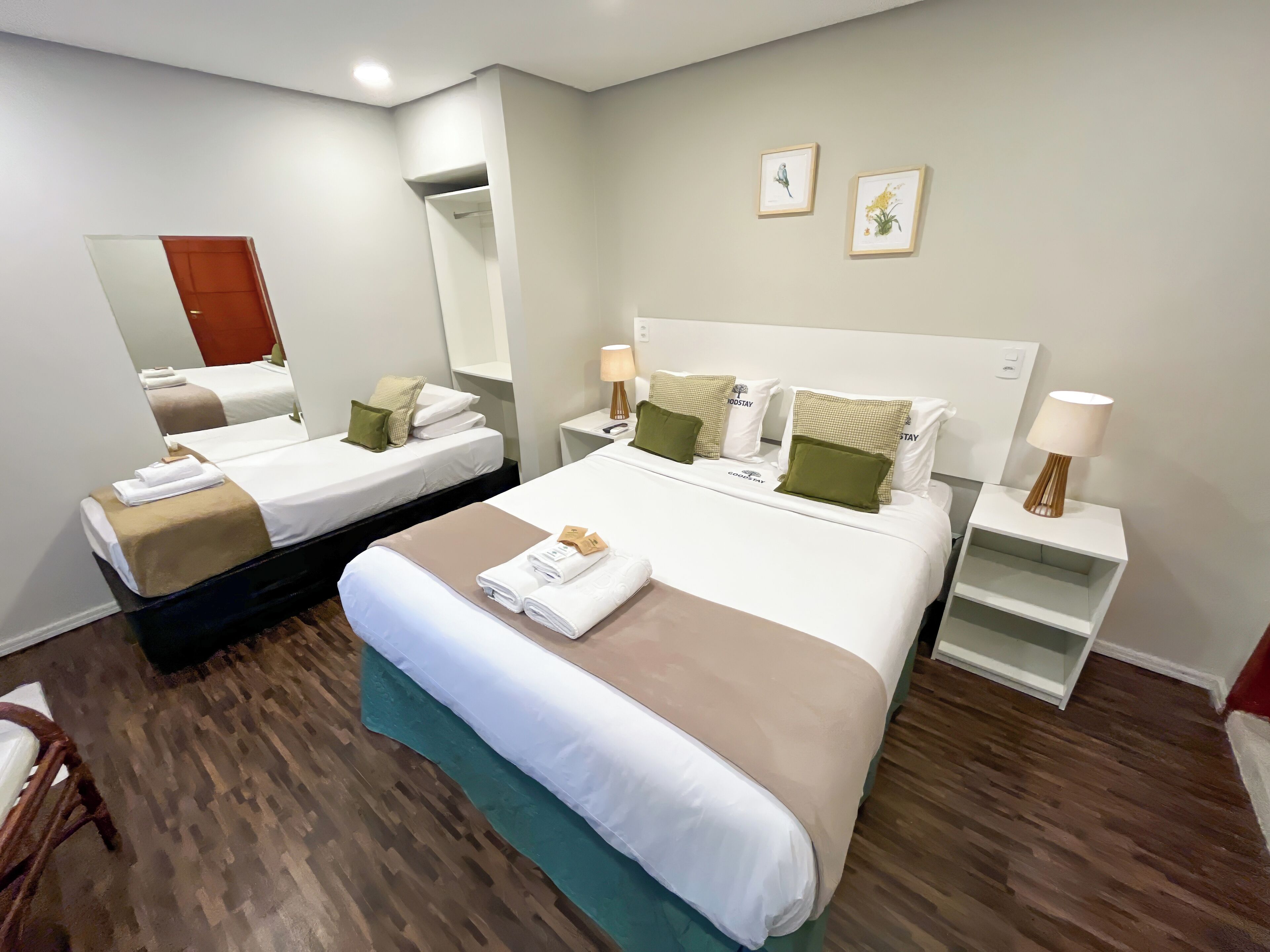 Roupas de cama premium, frigobar, escrivaninha