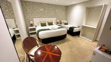 Roupas de cama premium, frigobar, escrivaninha