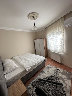 Apartamento Básico, 2 quartos, fumadores, vista para o mar | Quartos insonorizados, ferro/tábua de engomar, Wi-fi grátis 