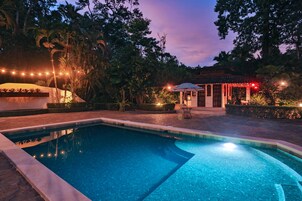 2 piscinas externas, guarda-sóis, espreguiçadeiras
