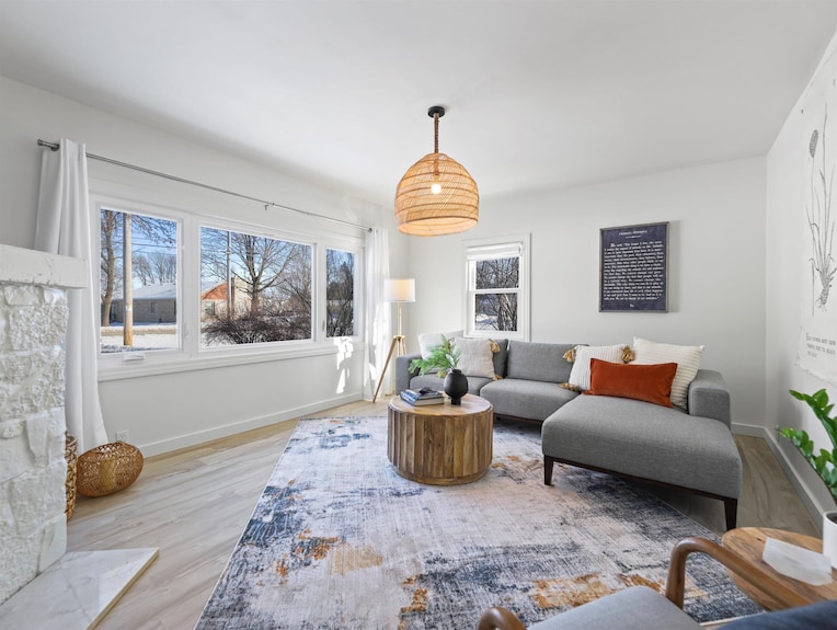 Well Appointed Pewaukee Home Walk To Beach - Waukesha, WI