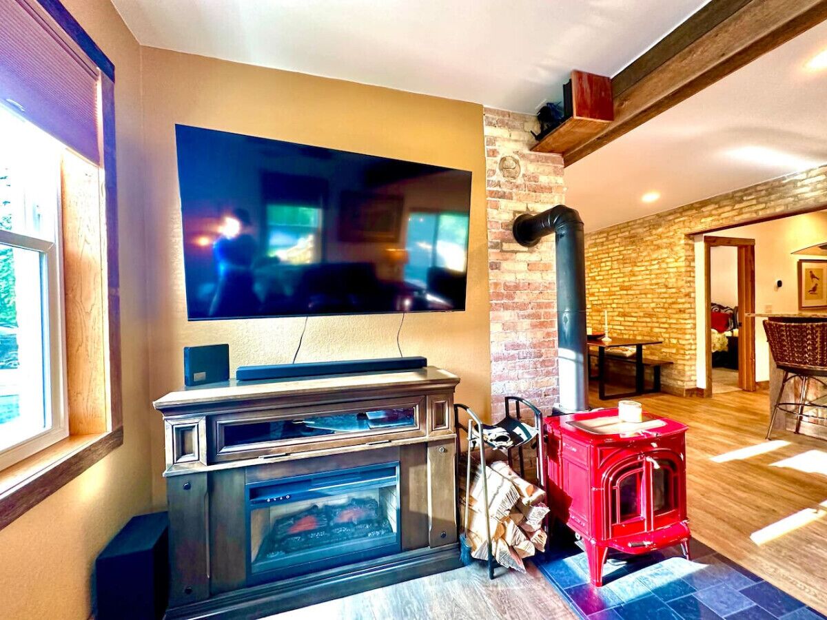 Home Port Vacation Escape, Fireplace, Walk To Port Eats, Shops, And The Lake - Port Washington, WI