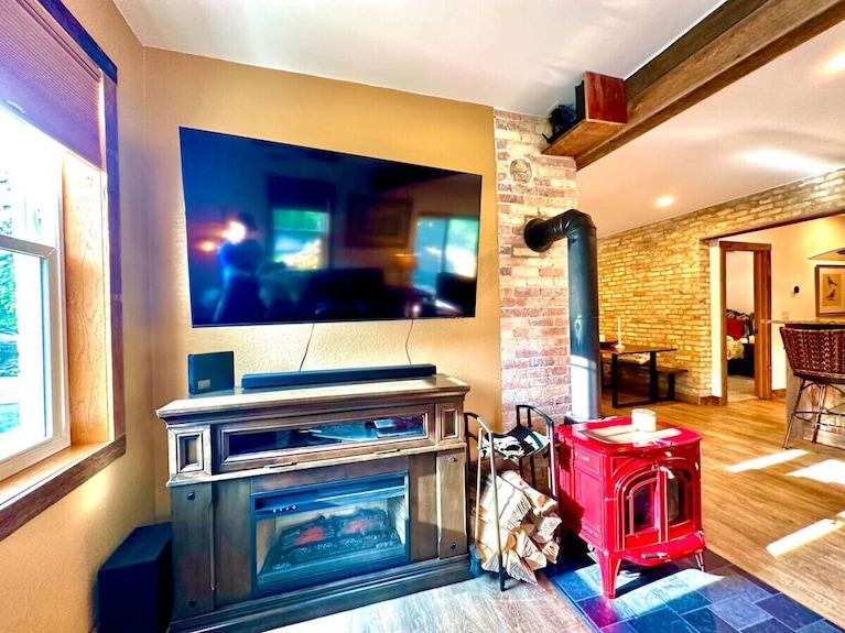 Home Port Vacation Escape, Fireplace, Walk To Port Eats, Shops, And The Lake - Port Washington, WI