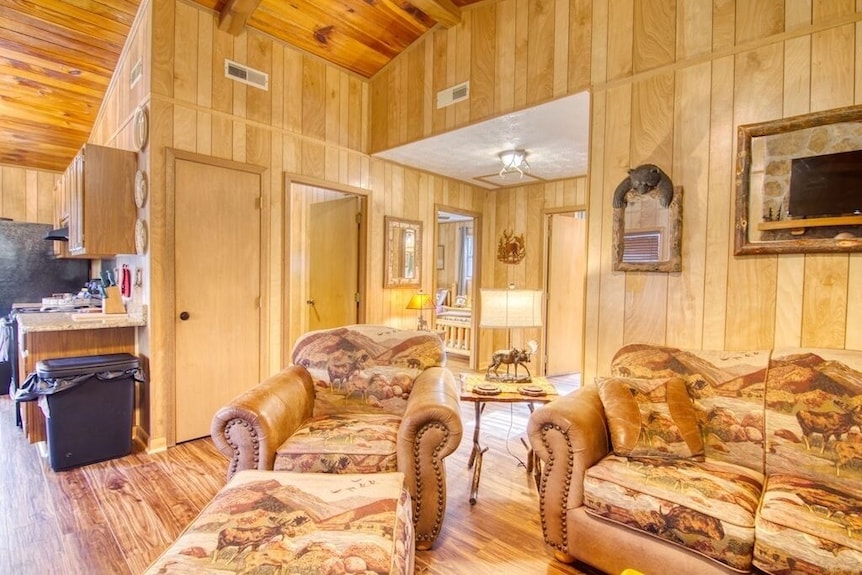 Private - Spacious- Creek Lined Cabin - Great Smoky Mountains National Park