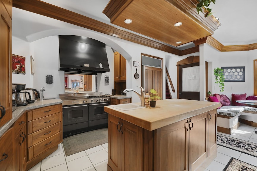 Extraordinary Medieval Castle W/life Size Dragons! - Monroe, WA