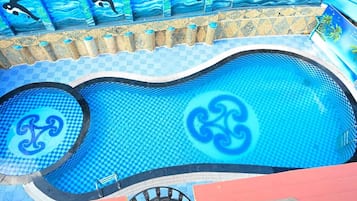 Piscina exterior, espreguiçadeiras