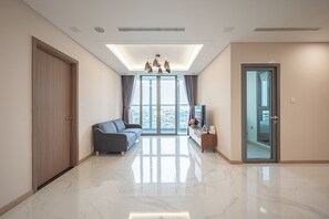 Apartamento Superior, 4 quartos | Sala de estar | Smart TV de 43 polegadas com canais por cabo, televisor 