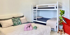 Estúdio, várias camas, vista para a montanha | Roupas de cama antialérgicas, individualmente decorados