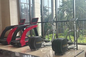 Academia com esteiras, elípticos e bicicletas de exercício.