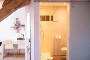 Quarto conforto, 1 cama de casal | Banheiro | Chuveiro, chuveiro com efeito de chuva, produtos de toalete grátis 