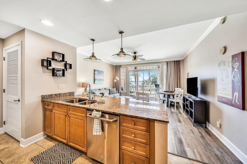 Free Daily Golf! Reflections 207 Bayfront Condo, Heated Resort Pool & Hot Tub - Panama City