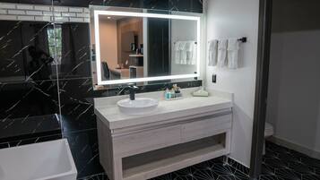 Suite-Estúdio, 1 cama king-size, não fumadores, banheira de hidromassagem grande | Casa de banho | Um chuveiro fixo, um secador de cabelo, toalhas fornecidas