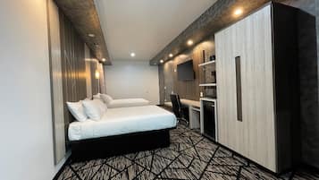 Quarto Standard, 2 camas queen-size, não fumadores | Secretária, secretária adequada para computadores portáteis