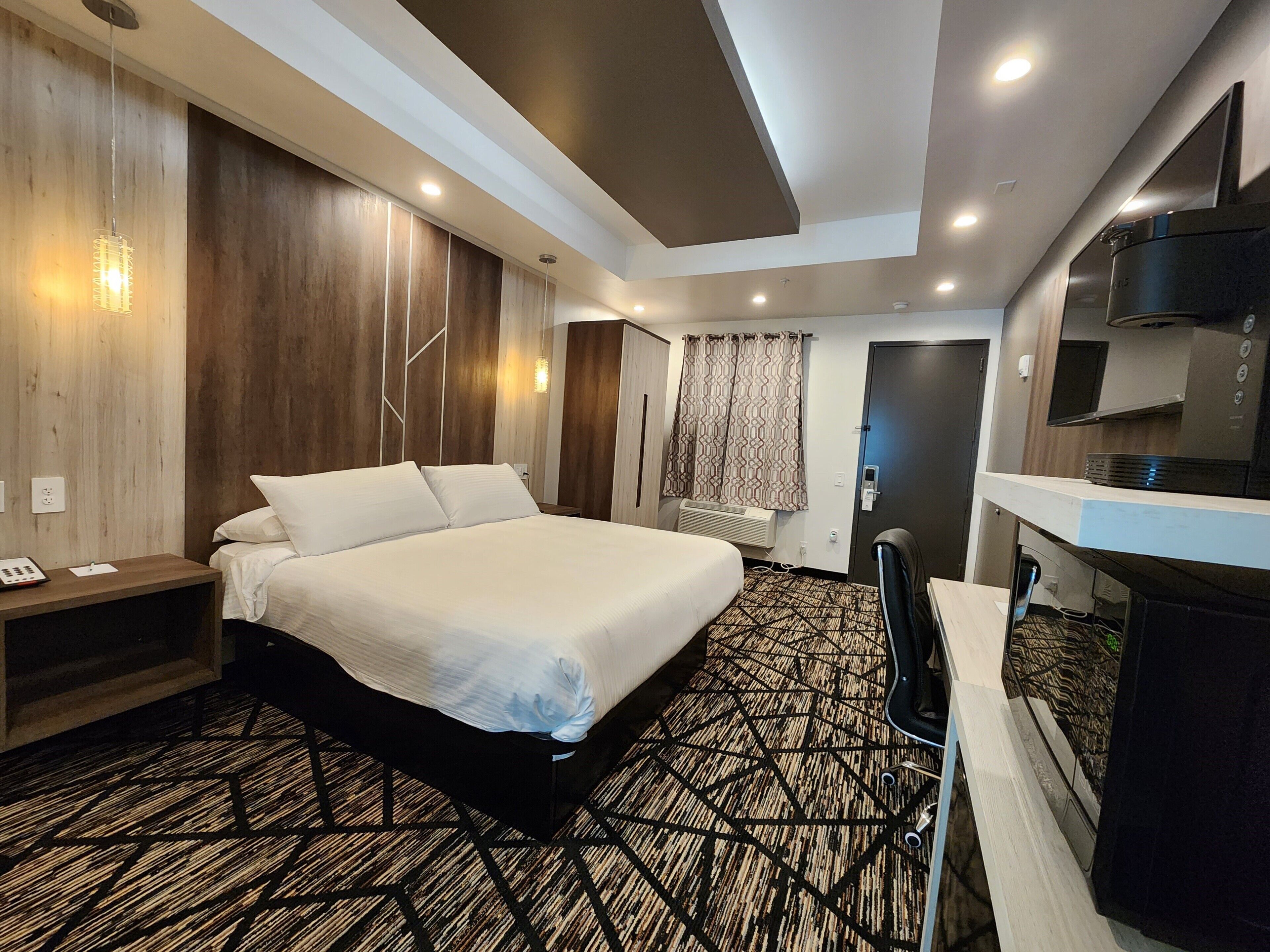 Quarto Standard, 1 cama king-size, adaptado para pessoas com dificuldades de mobilidade | Secretária, secretária adequada para computadores portáteis 