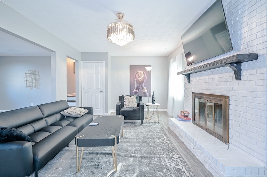 ***Spacious 4 Bedroom Home W 1.1 Acre Backyard 10 Mins Airport*** - Fairburn, GA