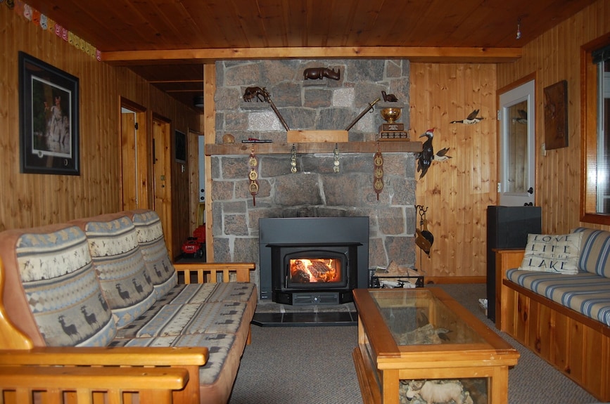 The Perfect Winter Getaway. Snowmobile, Ski, Relax And Have A Peaceful Fire. - Huntsville