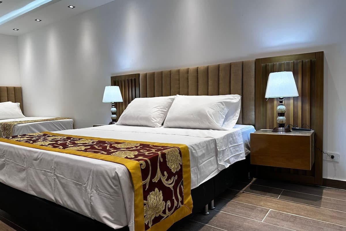 Quarto Triplo Exclusivo | Wi-fi grátis, com decoração personalizada, com mobília individualizada
