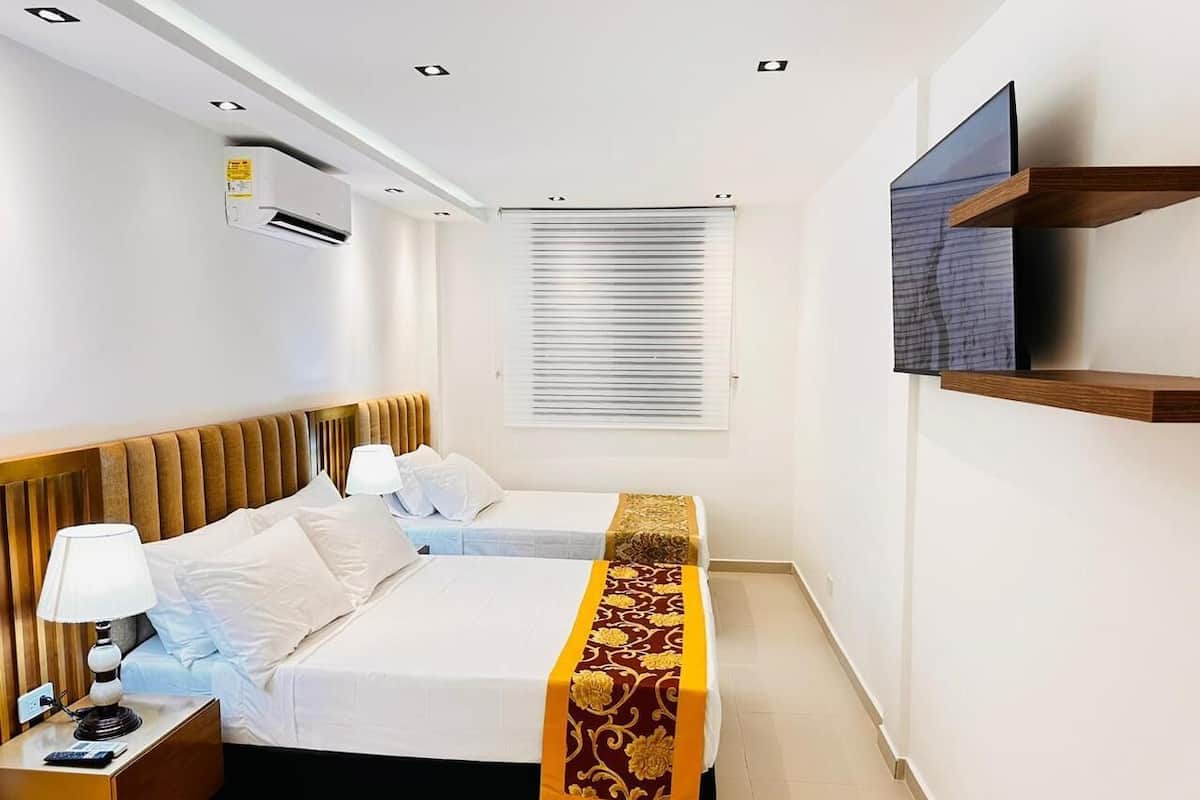Quarto Quádruplo Design | Wi-fi grátis, com decoração personalizada, com mobília individualizada