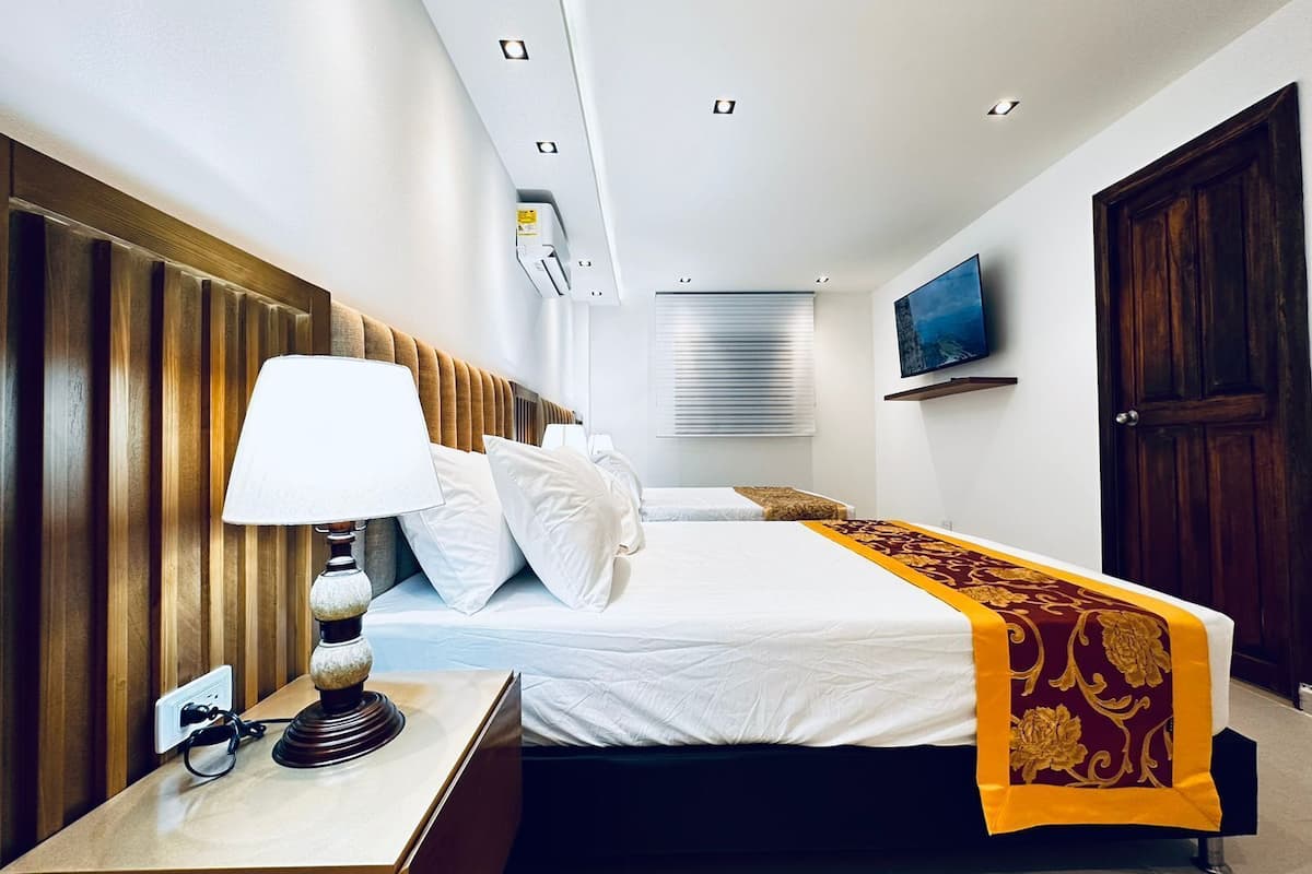 Quarto Quádruplo Superior | Wi-fi grátis, com decoração personalizada, com mobília individualizada