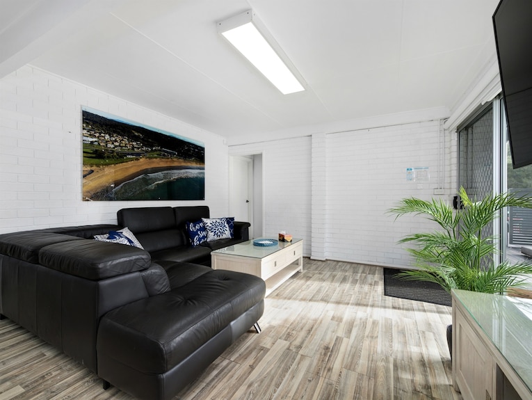 Skyes Beach House - Downstairs Accommodation - Malua Bay