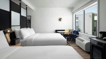 aloft, Quarto, 2 camas Queen | Roupas de cama premium, cofres nos quartos, escrivaninha