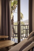 Suite Superior | Sala de estar | Televisor de ecrã plano de 42 polegadas com canais via satélite 