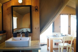 Tenda Deluxe | Cofre no quarto, Wi-fi grátis, roupa de cama fornecida