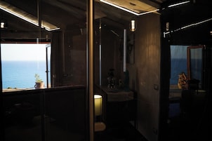 Suíte estúdio luxo, 1 cama de casal, vista para o mar | Cofres nos quartos, Wi-Fi de cortesia, roupa de cama
