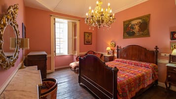 Quarto casal luxo | Ferros/tábuas de passar roupa, Wi-Fi de cortesia, roupa de cama