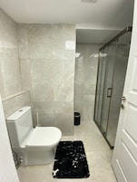 Quarto Duplo de Luxo | Casa de banho | Um secador de cabelo, roupões, toalhas fornecidas, sabão