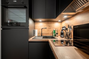 Apartamento | Cozinha privada | Um frigorífico, um forno, uma placa de cozinha 
