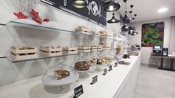 Pequeno-almoço tipo buffet diário (7 EUR por pessoa)