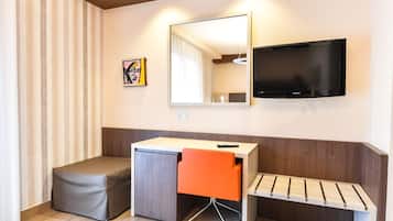 Quarto Clássico | Edredões de penas, cofre no quarto, secretária, Wi-fi grátis