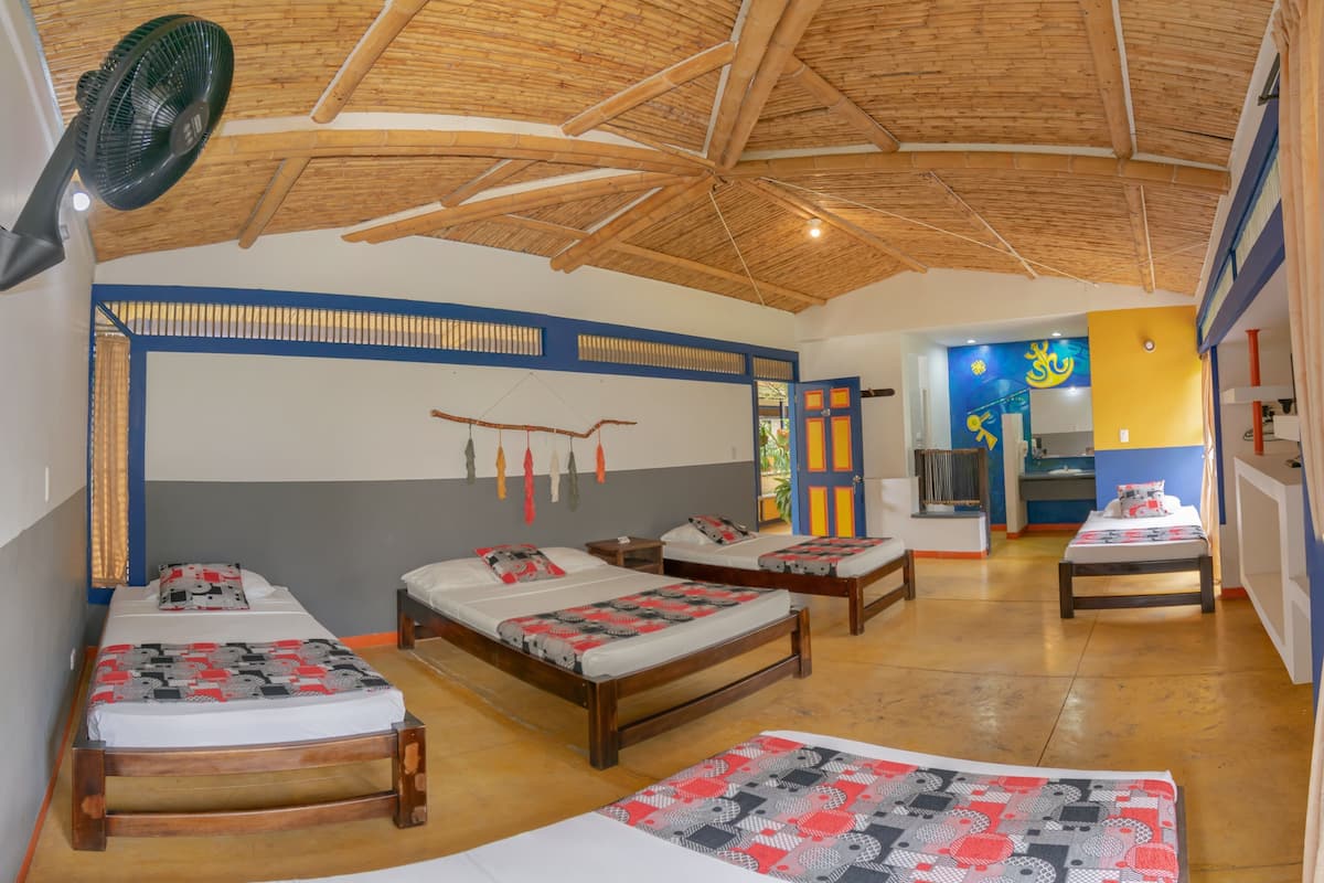 Quarto família | Frigobar, Wi-Fi de cortesia, roupa de cama