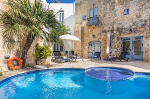 Piscina externa sazonal, guarda-sóis, espreguiçadeiras