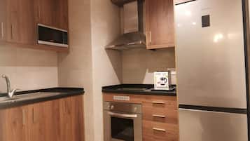 Geladeira grande, micro-ondas, fogão, cooktop