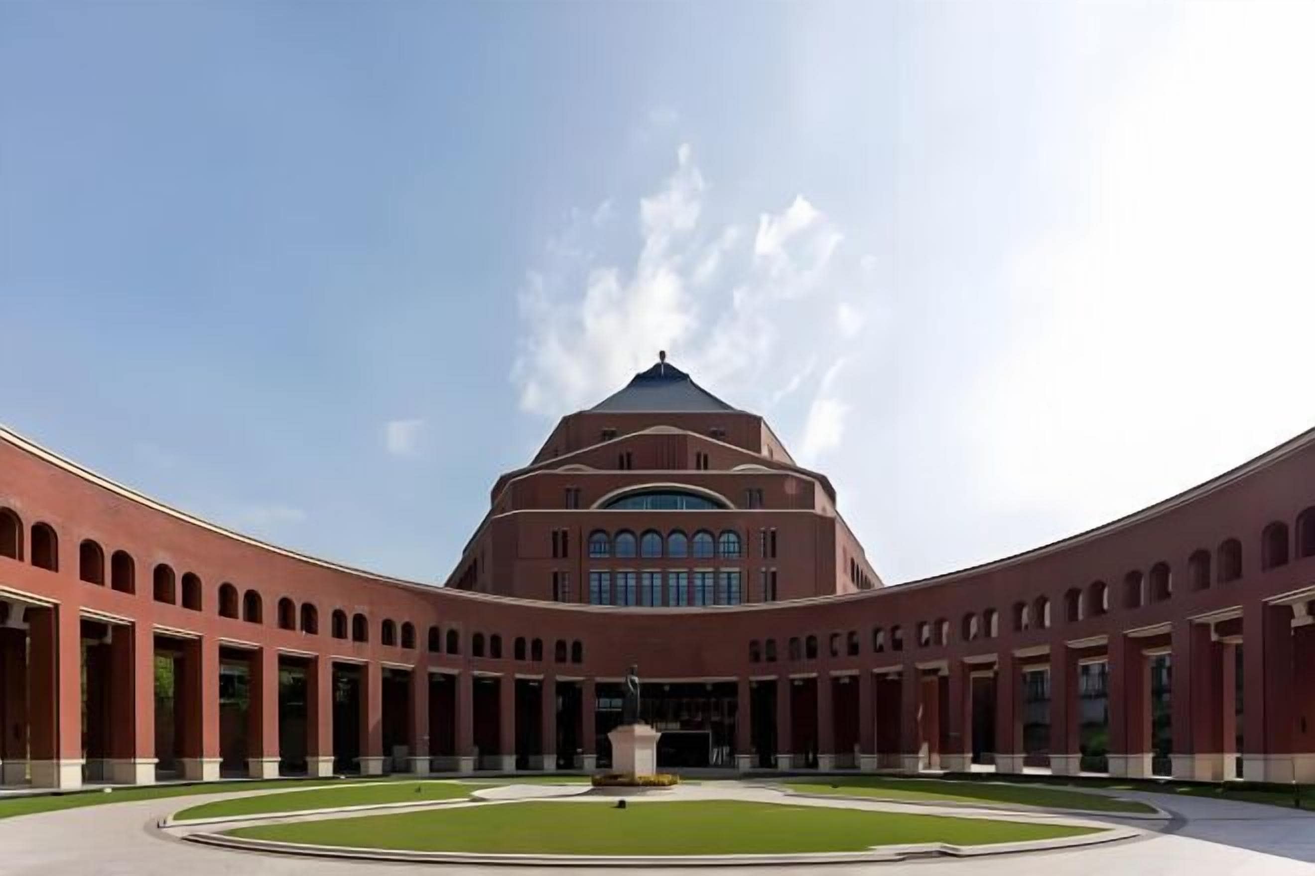 Um edifício grande e circular com uma cúpula central e várias arcadas.