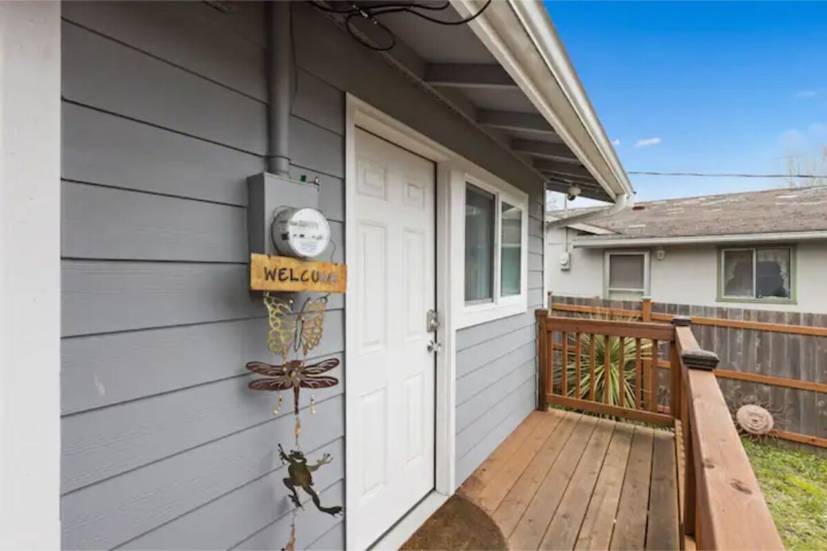 Book one week or more and get 10% discount Stylish 2 BR Suite in West ...