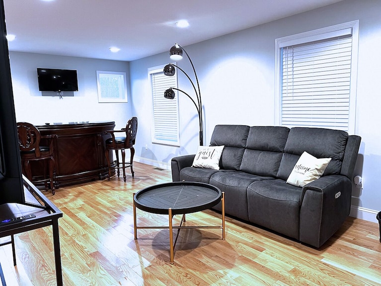 Whispering Pines, Spacious, Nearby Kingston Lake - Salem, NH