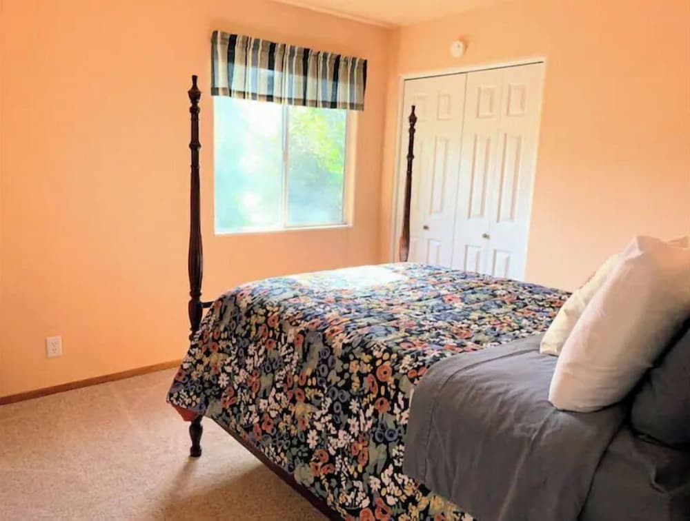 Spacious Sequoia Estate - Arcata, CA