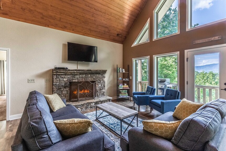 Family Cabin With Hot Tub, Mountain Views, Game Room, Near National Park! - Cherokee, NC