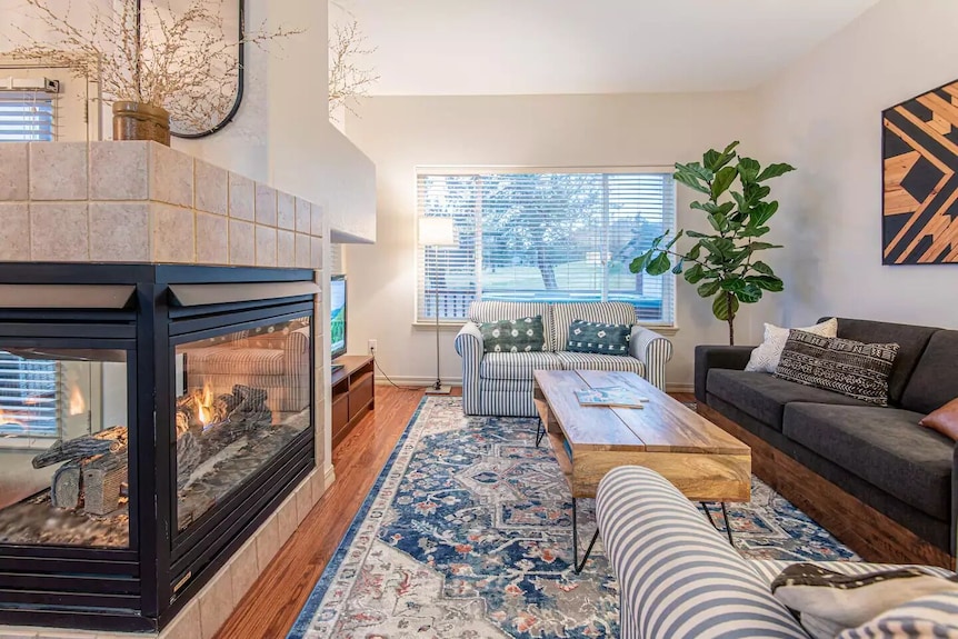 Romantic Resort Home Private Jacuzzi + Plush Robes - Oregon