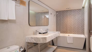 One Bedroom Suite | Casa de banho | Um polibã, um chuveiro de hidromassagem, roupões, um bidé