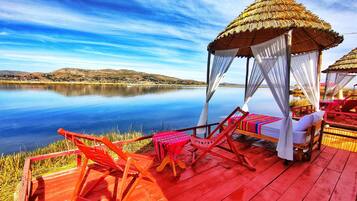 Quarto Duplo ou Twin Panorâmico, vista para o lago | Terraço/pátio interior